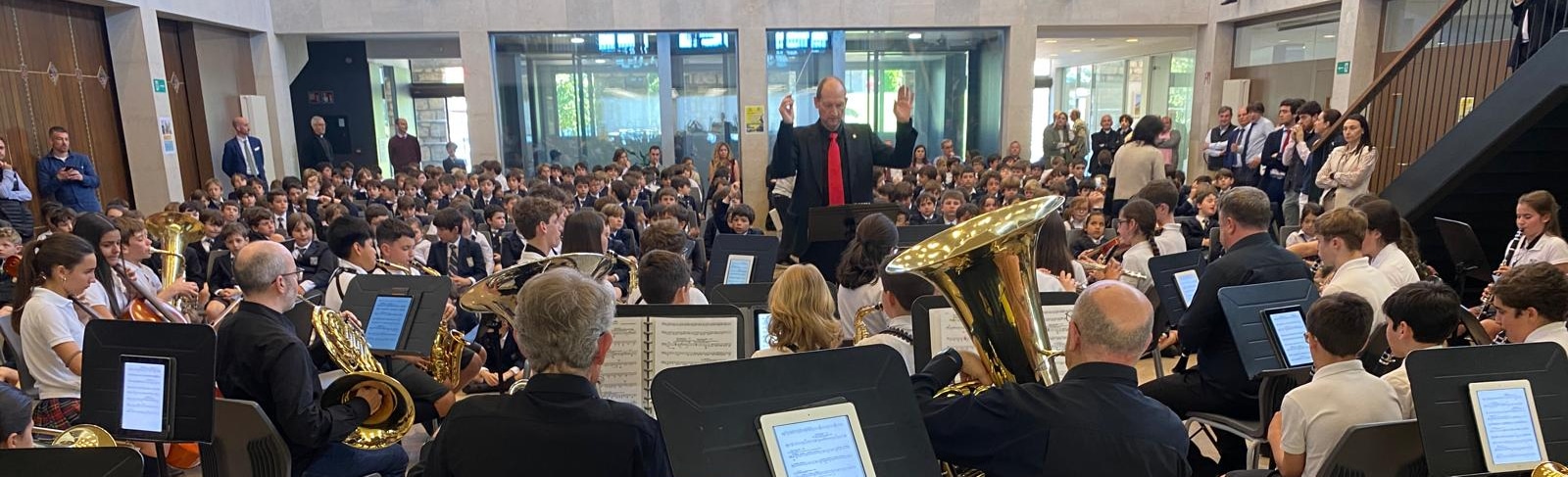 La Banda Sinfónica de Irabia-Izaga deslumbra en su visita a Gaztelueta ...